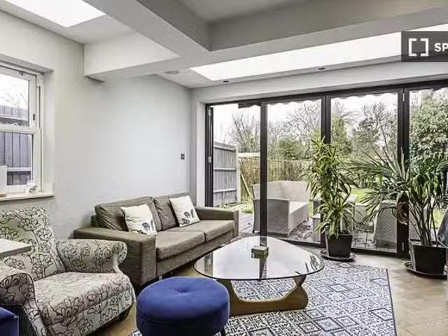 Rental! 1 BR Modern and Spacious Colliers Wood Home