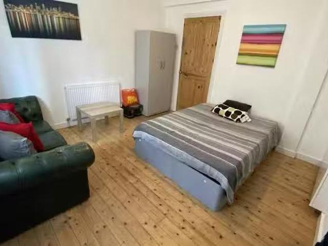 Nice 1 BR Philpot Street, London