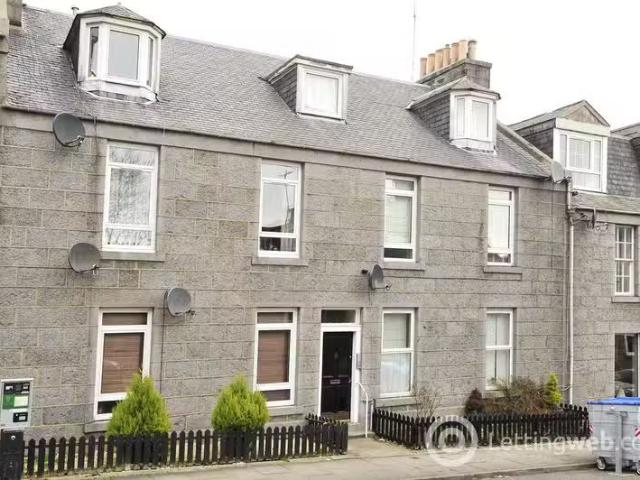 Rental! 1 BR Property to rent in Bank Street, Top Floor Right.