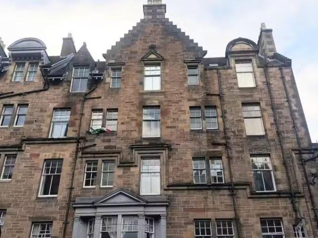 Cozy 1 BR Property to rent in High Street, Edinburgh, Midlothi.