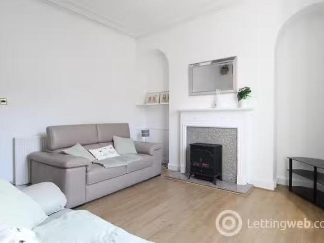 Deal! 1 BR Property to rent in South Mount Street, First Floor.