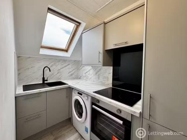 Rental! 1 BR Property to rent in Top Floor Flat Right, 30 Sout.