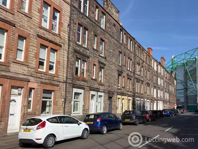 Charming 1 BR Property to rent in 1/4, Albion Place, Edinburgh.