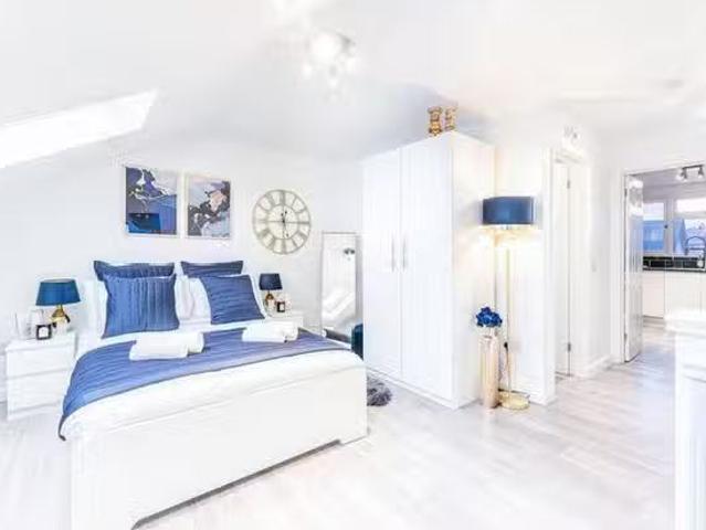Nice 1 BR Queensland Avenue