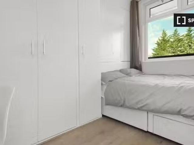 Rental! 1 BR Room for rent in Bow East, London