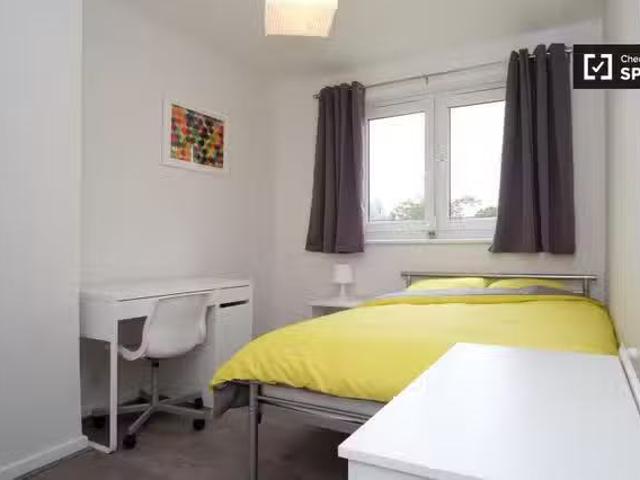 Rental! 1 BR Room for rent in 4 Bedroom Apartment in Bethnal G.