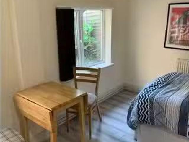 Cozy 1 BR Room in shared 9 bedroom in Mapesbury, London