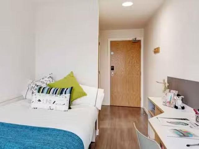 Charming 1 BR Silver En Suite