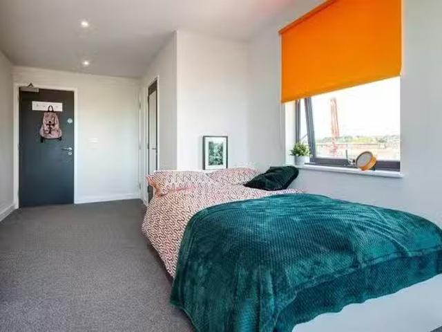 Rental! 1 Room Central Living 9 Bed Club En Suite