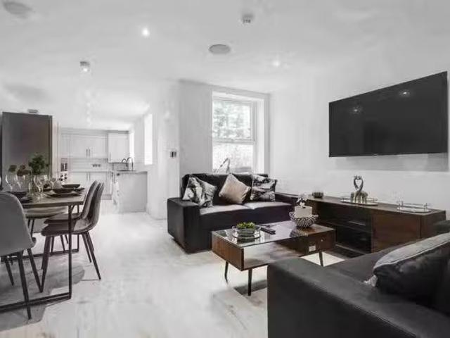 Charming 1 Room 14 Birstall Road, L6 6 Beds 4 Baths