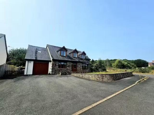 Just in! 2 BA 4 bedroom detached house for rent in Erwood, Bui.