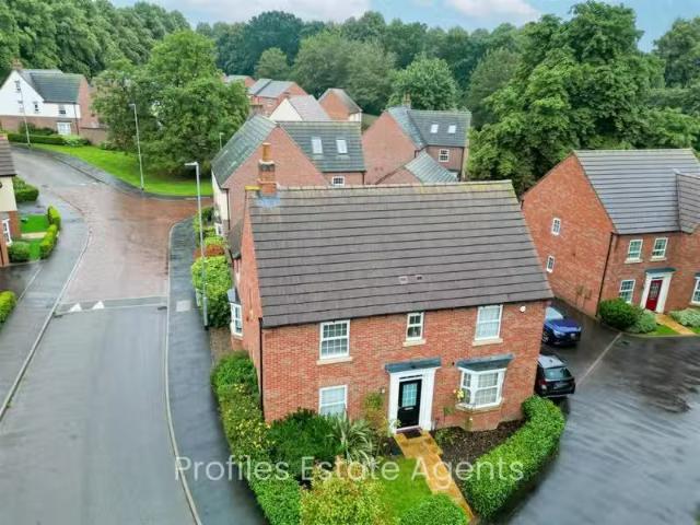 Rental! 2 BA 4 bedroom detached house for rent in Kensington A.