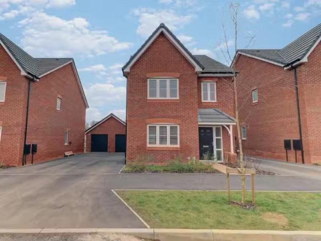 Just in! 2 BA 4 bedroom detached house for rent in Oakley Road.