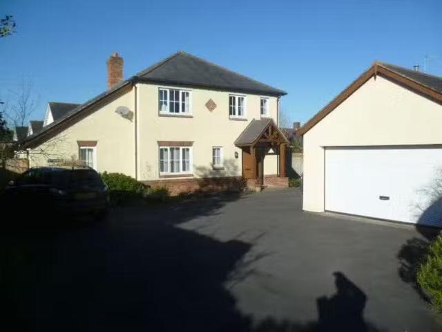 Deal! 2 BA 4 bedroom detached house for rent in Lovelace Garde.