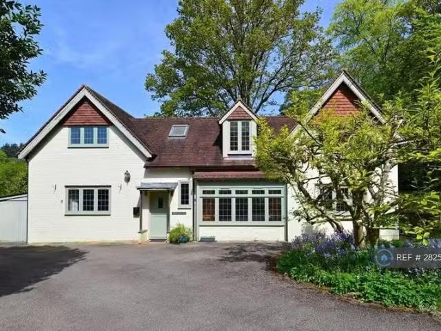 For Rent! 2 BA 4 bedroom detached house for rent in Pitch Hill.