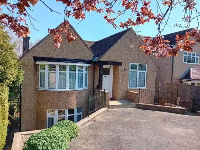 New 2 BA 4 bedroom detached house for rent in Riddlesdown aven.