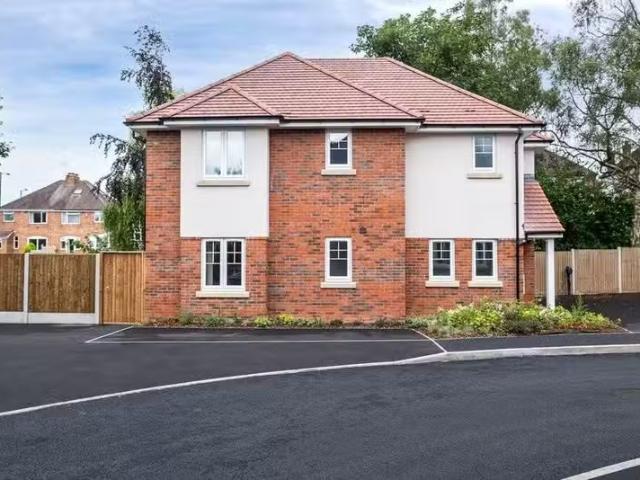 Rental! 2 BA 4 bedroom detached house for rent in Woodleigh Av.