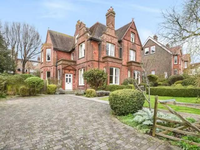 Deal! 2 BA 4 bedroom detached house for rent in West Drive Bri.