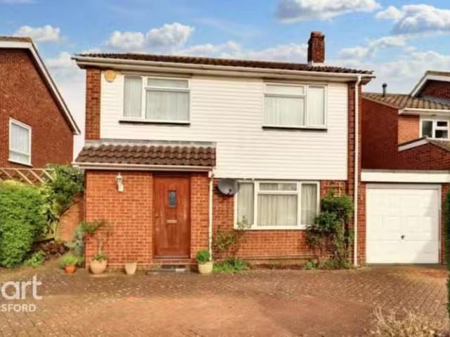 Just in! 2 BA 4 bedroom detached house for rent in Vale End, C.