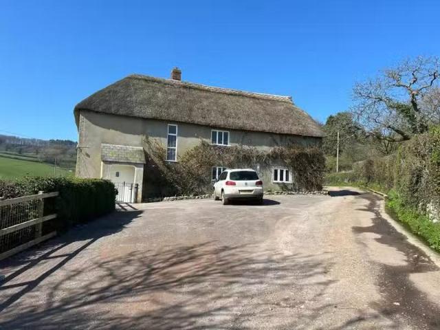 Cheap 2 BA 4 bedroom detached house for rent in Yarcombe, Honi.