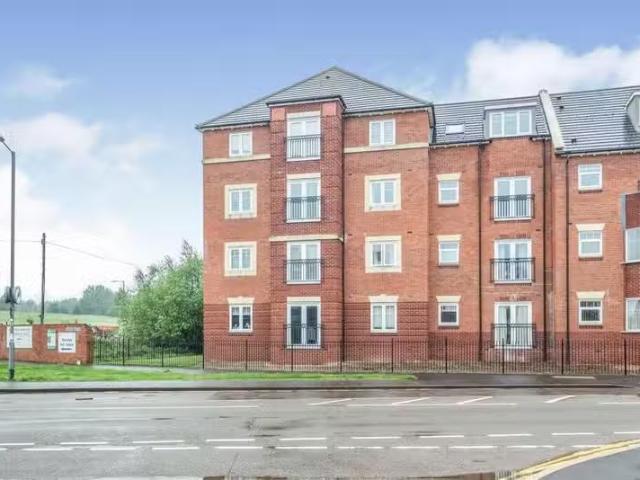 Nice 2 BA 4 bedroom flat for rent in Bread and Meat Close, War.