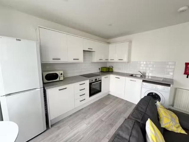 Cheap 2 BA 4 bedroom flat for rent in Norfolk Square, Brighton.