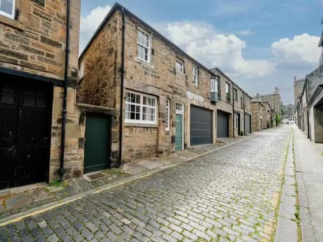 Deal! 2 BA 4 bedroom house for rent in Gloucester Lane, New To.