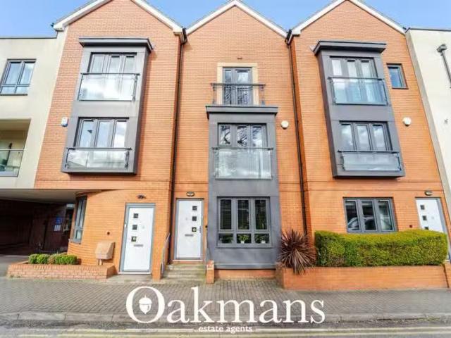 Nice 2 BA 4 bedroom house for rent in Greenfield Road, Harborn.