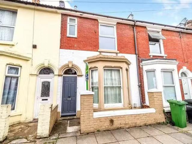 Deal! 2 BA 4 bedroom Mid Terrace House to rent, Pains Road, So.