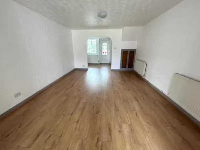 Rental! 2 BA 4 bedroom semi detached house for rent in Claverd.