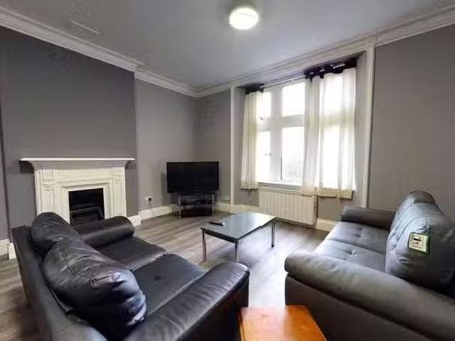 Cozy 2 BA 4 bedroom Property to rent, Whitefield Terrace, Gree.