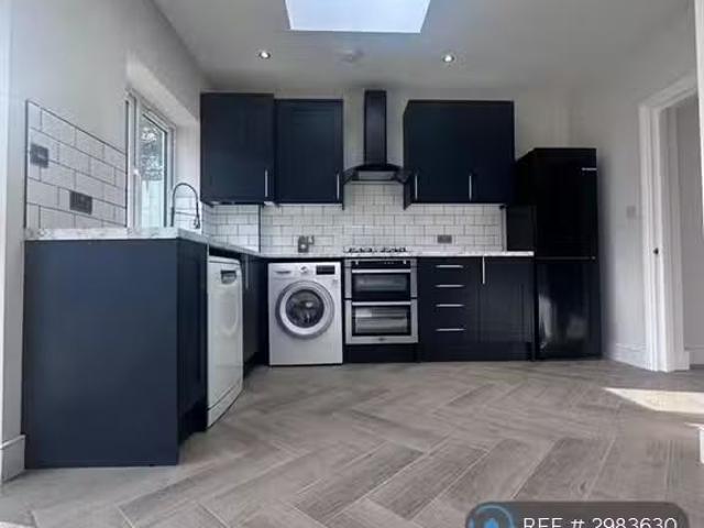 Unique 2 BA 4 bedroom terraced house for rent in Cobham Road.