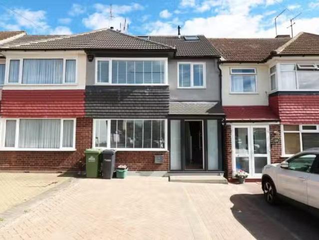 Charming 2 BA 4 bedroom terraced house for rent in Longfield L.