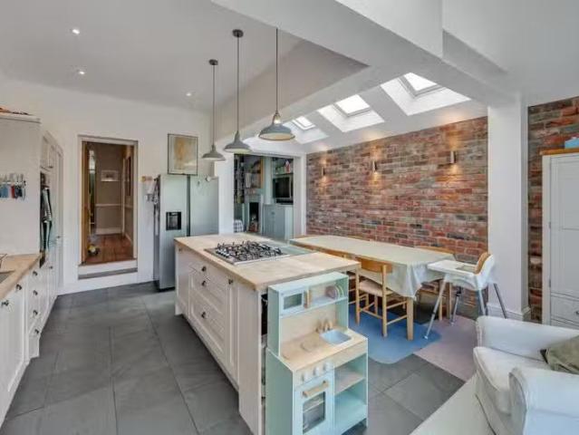 Rental! 2 BA 4 bedroom terraced house for rent in Longfield Ro.