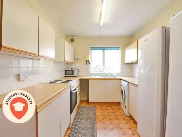 Rental! 2 BA 4 bedroom terraced house for rent in Station Road.