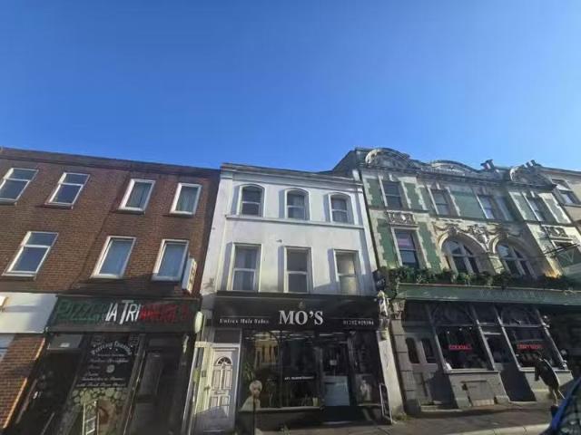 Rental! 2 BA 5 bedroom apartment for rent in Commercial Road.