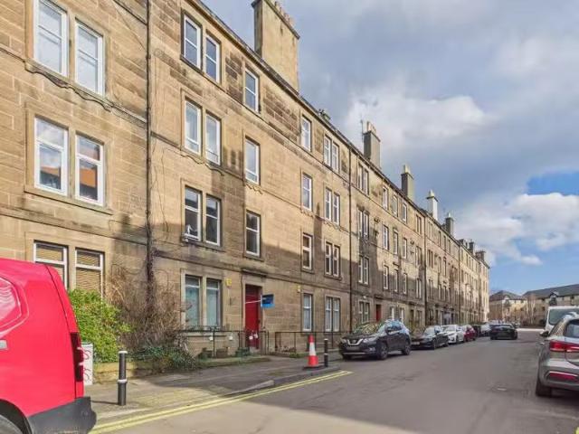 Cheap 2 BA 5 bedroom flat for rent in Roseburn Place, Roseburn.