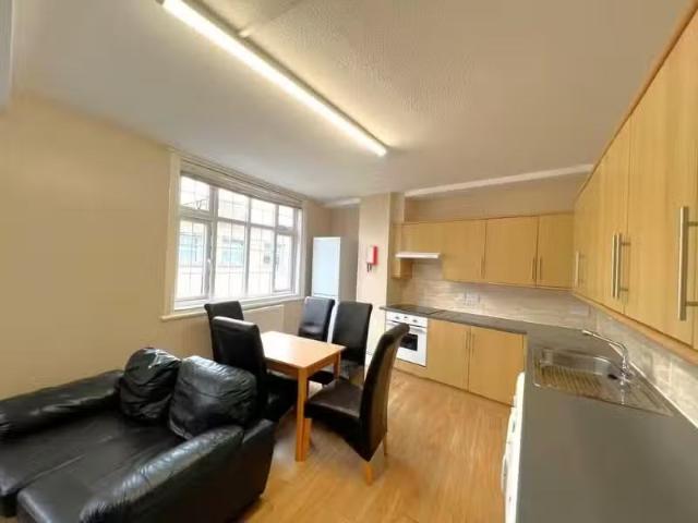 Deal! 2 BA 5 bedroom flat for rent in St. Nicholas Street, Bri.