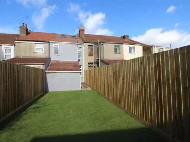 Nice 2 BA 5 bedroom house for rent in Whitehall Road, Bristol.
