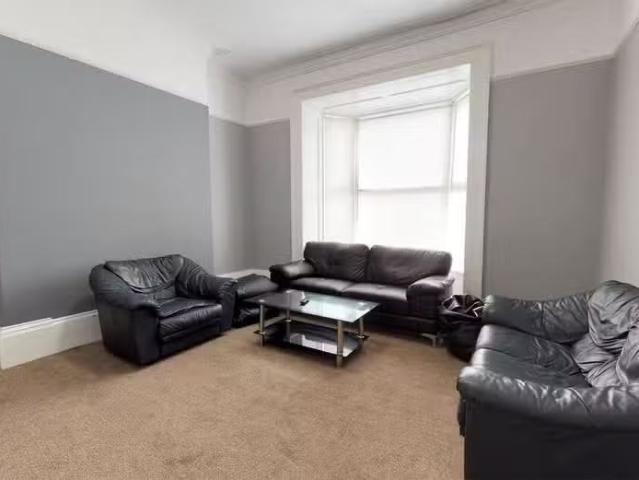 Charming 2 BA 5 bedroom Property to rent, Hill Park Crescent.
