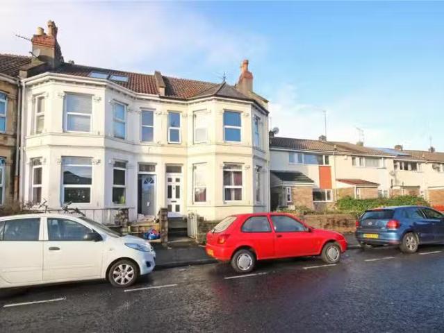 Cozy 2 BA 5 bedroom terraced house for rent in Ashley Down Roa.