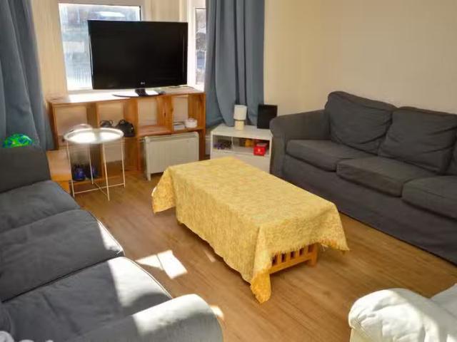 Cozy 2 BA 6 bedroom detached house for rent in Alma Road, Wint.