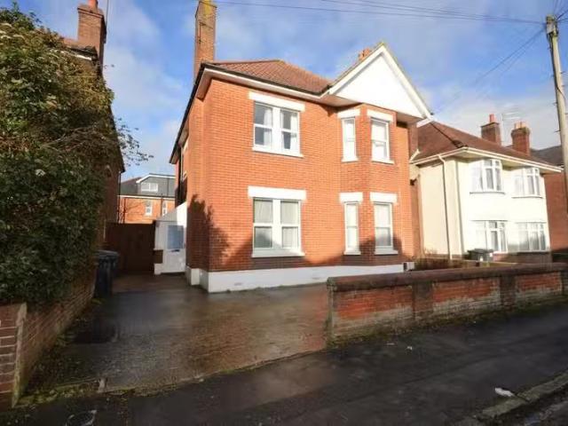 New 2 BA 6 bedroom detached house for rent in Gerald Road, Bou.
