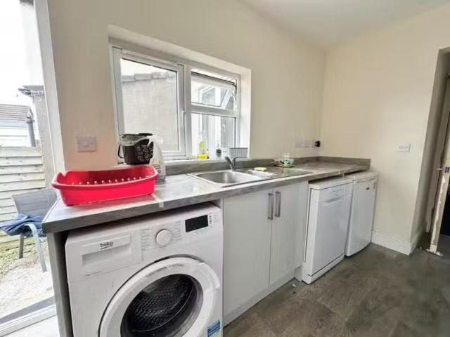 Just in! 2 BA 6 bedroom house for rent in Gloucester Road, Hor.