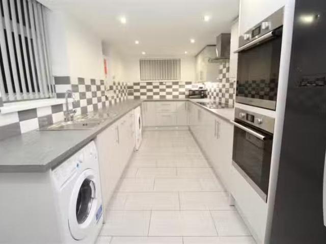 Deal! 2 BA 6 bedroom house for rent in Kingsland Terrace, Pont.