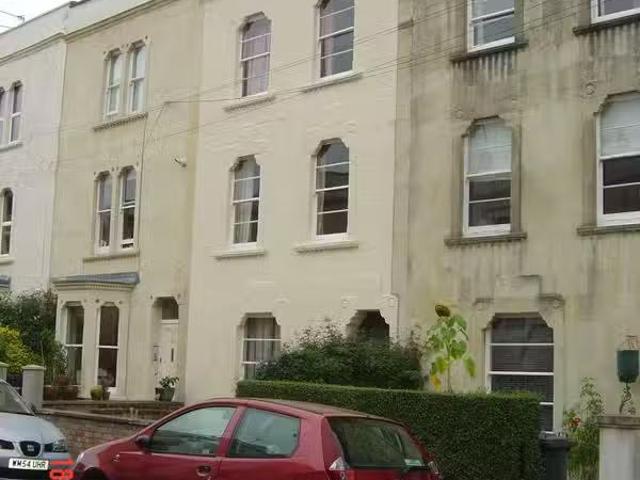 Rental! 2 BA 6 bedroom house for rent in Lansdown Road – Ref 1.