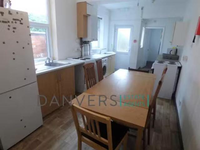 Deal! 2 BA 6 bedroom terraced house for rent in Brazil Street.