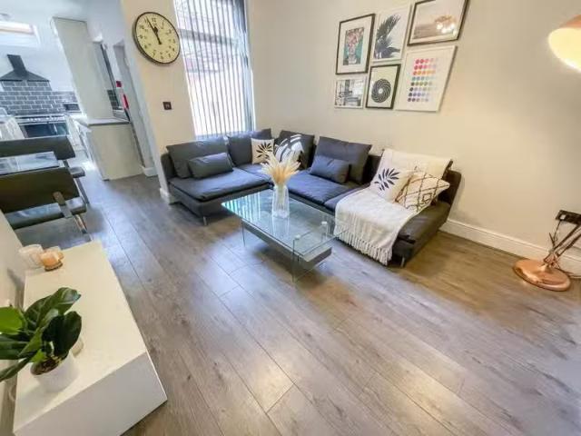 For Rent! 2 BA 6 bedroom terraced house for rent in Ridley Roa.
