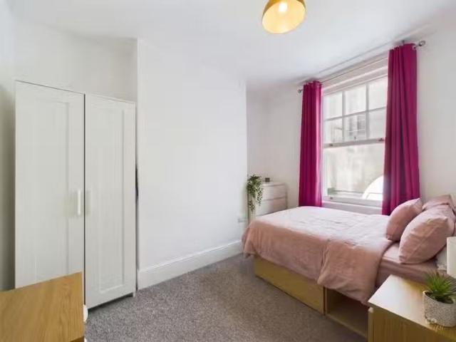 Rental! 2 BA 8 bedroom terraced house for rent in Grafton Stre.