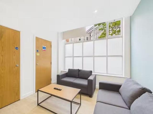 Rental! 2 BA 1 bedroom flat share for rent in Rooms Available.